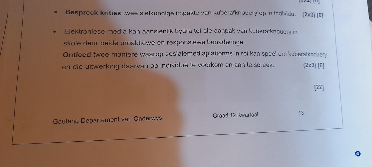 Bespreek krities twee sielkundige impakte van kuberafknouery op 'n indivi..