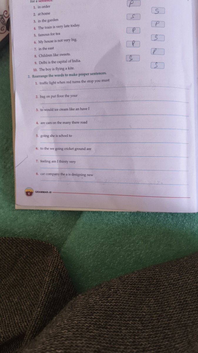Rearrange the words to make proper sentences. traffic light when red tur..